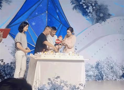 曝51岁李小双疑似离婚 携美女现身侄子百日宴 ＊ 阿波罗新闻网