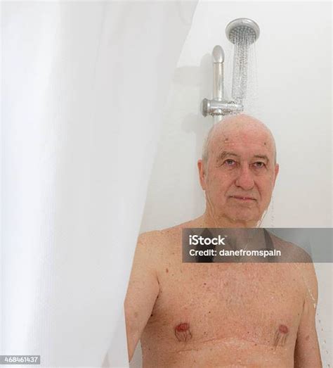 Pria Senior Di Kamar Mandi Foto Stok Unduh Gambar Sekarang Tirai