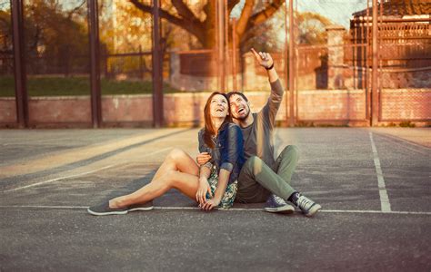 25 Men Answer “whats The Difference Between A Girl You Date And A Girl
