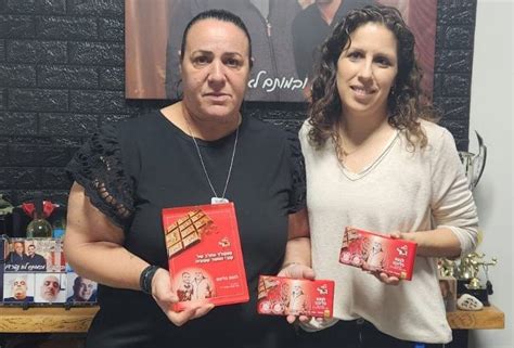 אבלין שמעיה שבעלה ובנה נרצחו ברעים הנציחה אותם על עטיפת שוקולד חלב של שטראוס