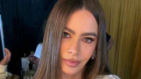Sofia Vergaras Plunging Dress Has Internet Fooled About ‘wardrobe
