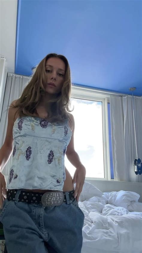 Ester Modeling Ig Post R Esterexposito