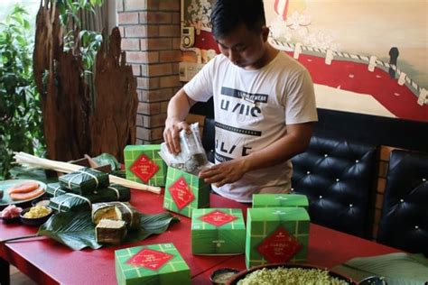 Ảnh Cận Cảnh Quy Trình Làm Bánh Chưng Nhân Cá Hồi