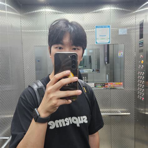 첫 슈프림반팔티😃 Kream