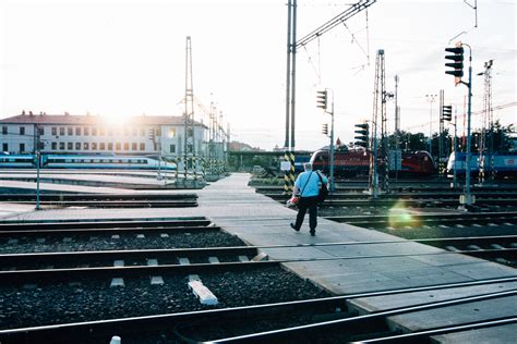 무료 이미지 보행자 선로 도로 거리 도시 풍경 수송 차량 경기장 대중 교통 하부 구조 횡단 보도 도시 지역 4608x3072 100099