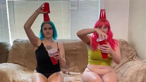 Beaとlizzyをフィーチャーしたhead Stack Cupsストリップゲーム Xhamster