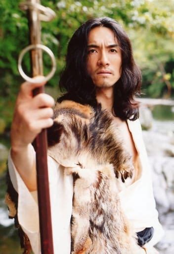 駿河屋 唐橋充上半身・衣装白・茶色・右向き・右手錫杖舞台「双牙～ソウガ～」生写真（男性生写真）