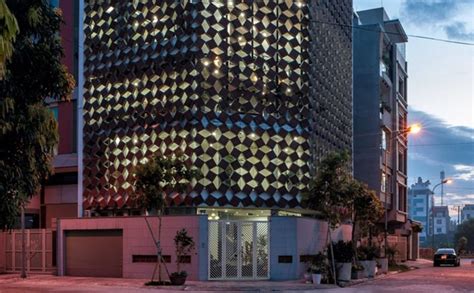 Properly Breathing House In Hanoi Uses Recycled Ceramic Bricks To Keep