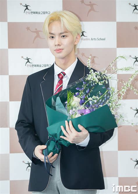 K Pop Idols Graduate From Hanlim Arts High School Allkpop