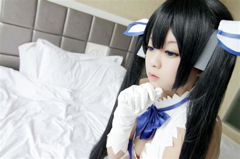 Tantalizing Hestia Cosplay Busts Out Sankaku Complex