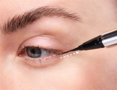 Applying Perfect Eyeliner Step By Step Instructions