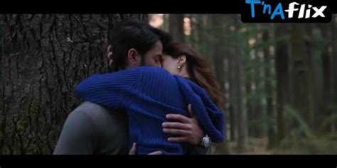 Kriti Sanon Sexy Scene In Do Patti