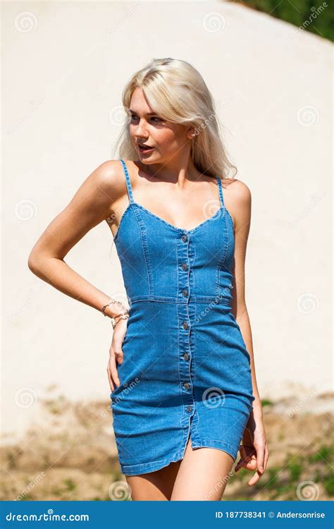 Hermosa Chica Rubia Con Traje De Jeans Azules Imagen De Archivo