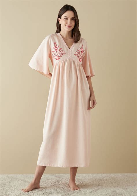 تسوقوا قميص نوم بياقة V وأكمام واسعة وتطريزات للنساء أونلاين سنتربوينت السعودية