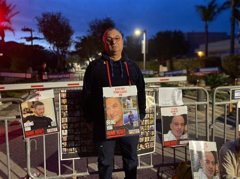 אחיו של החטוף יצחק אלגרט מול בית רהמ בקיסריה אנחנו רואים בנתניהו מכשול וגם את הפתרון אתר