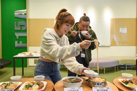 影／泱泱健身房划船全身狂抖！一鬆手「內衣下擺走光」 粉絲看呆：曲線好誇張