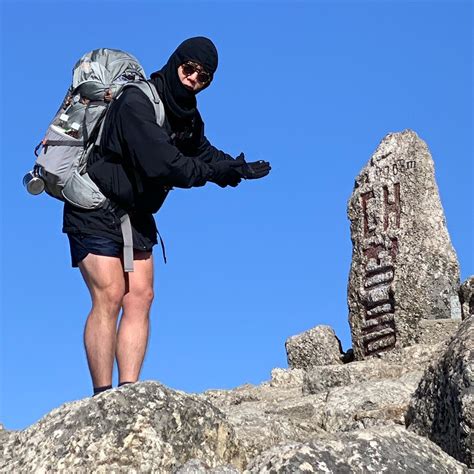 쇼윈도산악인 오늘의 설악산 대청봉에서 칼바람에 후두려 맞고 뛰어 내려가는길에 양쪽다리에 쥐나서 저체온증 걸린 젊은등반객 발견 비상시에 가지고 있던 은박담요 두개로 돌돌