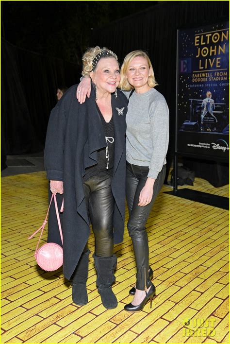 Jojo Siwa Wears Bright Orange Feather Costume In Tribute To Elton John