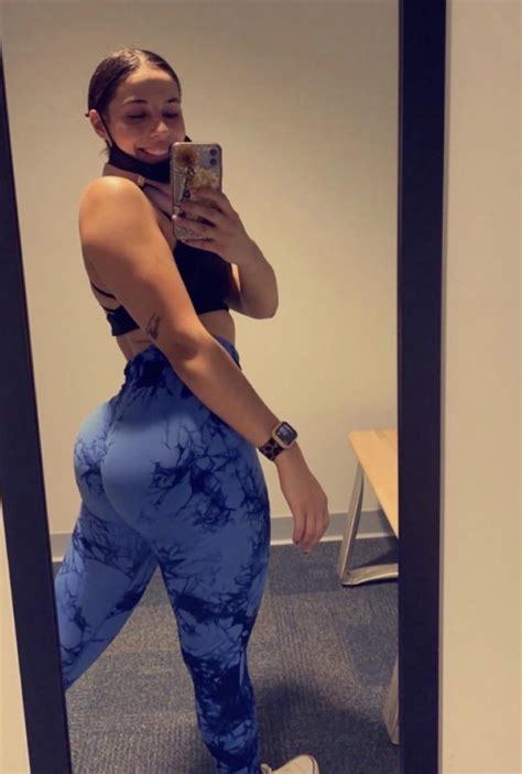 Shes Happy To Be Of Service To Your Cock💦🍑 Scrolller