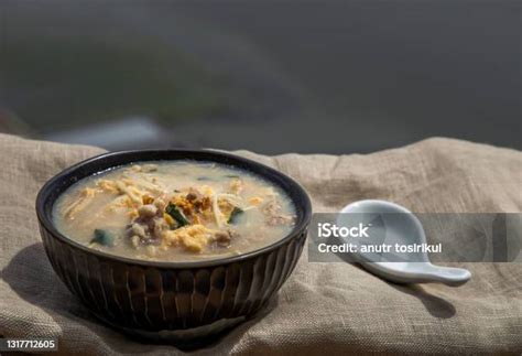 Bubur Babi Atau Bubur Nasi Cina Dengan Daging Babi Cincang Telur Jamur