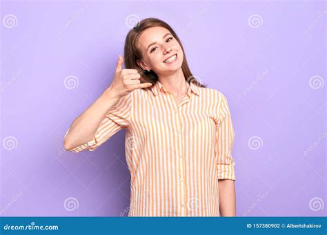 Una Giovane Attraente Che Mi Mostra Mi Chiama Gesto Flirta Con Un
