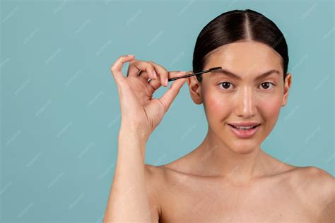 Vista Frontal Mujer Usando Cepillo Para Cejas Foto Gratis