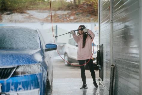 11 235 299 Imágenes De Chica Lavando Carro Libres De Derechos