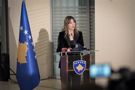 Kryeministri Kurti Mori Pjesë Në Ekspozitën ‘bebëzat E Mallit Dedikuar Fëmijëve Të Vrarë Të