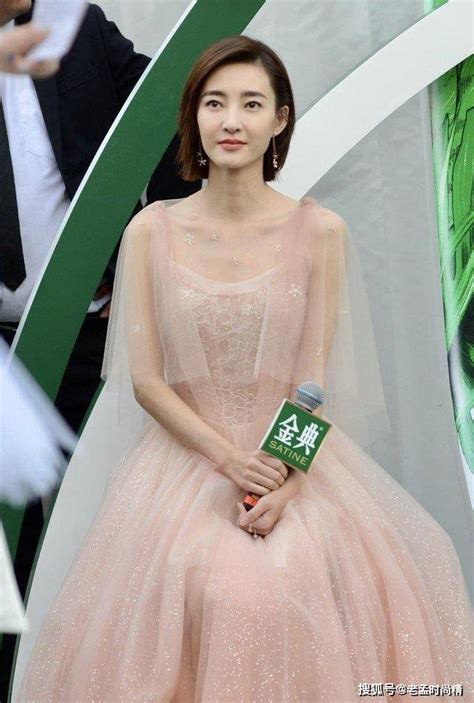王丽坤锁骨太美了 粉色透视纱裙仙气满满 搜狐大视野 搜狐新闻