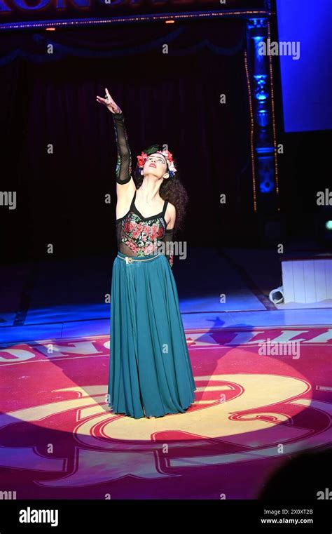 Luftring Virtuosin Alisa Shehter Bei Dem Auftritt Bei Der Premiere Des