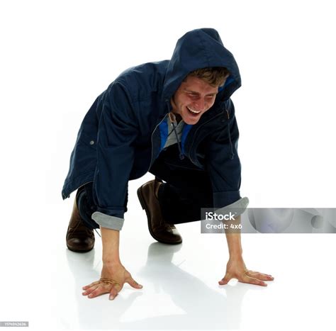 전체 길이 한 남자 만 정면 아래를 내려다 보는 2029 세 성인 잘 생긴 사람 갈색 머리 짧은 머리 백인 남성 젊은 남자 무릎을 꿇고 흰색 배경 시원한 태도 관능 마초