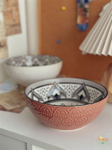 جاط زجاجي ملون ومرسوم داخله