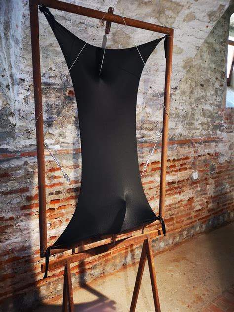 Sculpturile Lui Alin Carpen Transmit Prin Fiecare Por Tragedia Colectivă Formată Din Suferința