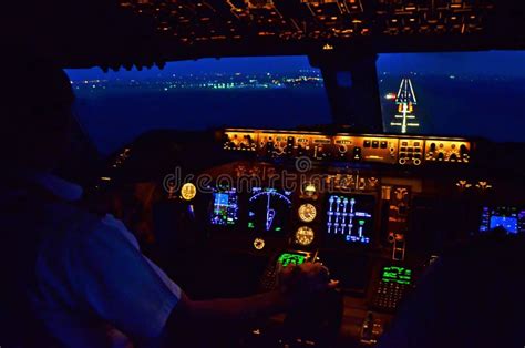 Avión En La Noche Fotografía Editorial Imagen De Salida 33363942