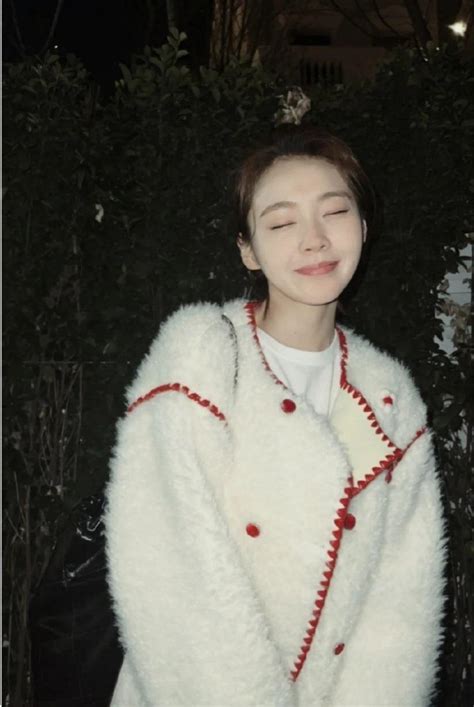 张佳宁私服，羊羔毛外套配直筒牛仔裤，经典黑白配减龄随性又保暖 知乎