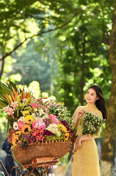 Gái Xinh Hà Thành Khoe ảnh Check In” Xinh Lung Linh Trên Phố Thu Hà Nội