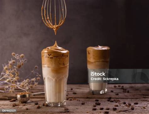 달고나 커피 키가 큰 안경으로 한국 크리미 칵테일로 인기있는 인스턴트 커피와 함께 휘핑 아이싱 음료 갈색에 대한 스톡 사진 및 기타 이미지 Istock