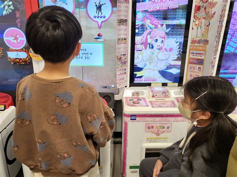 김여울 Yeo Ul Kim On Twitter 이모가 뭐 사준다고 해도 괜찮다는 우리 강아지들 스티커 골라놓고는 얼마냐고 물어본다 아 귀여워 게임은 못 참아서