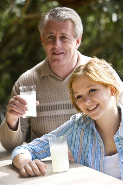 Padre E Hija Adolescente Que Conversan Foto De Archivo Imagen De