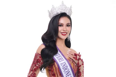 Firsta Yufi Amarta Putri Raih Mahkota Puteri Indonesia 2025