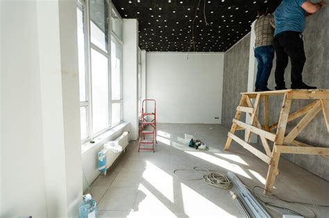 Premium Photo The Wage Workers Set The Ceiling Profile In The New Flat
