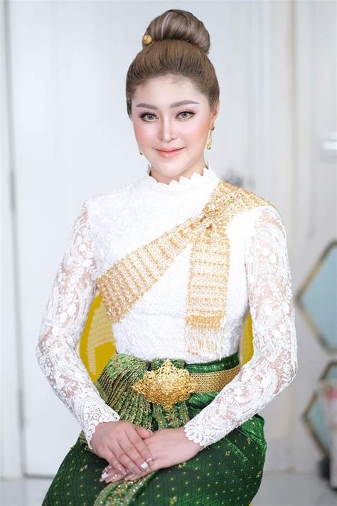 ឈ្លោះតែគ្នា រឿងប្តីក្បត់ តែកំុមេីលជីវិតម៉ូលីកា ផ្ទះក៏ខ្ទង់ជិតលាន ឡានក៏ច្រេីនគ្រឿង Khmerload