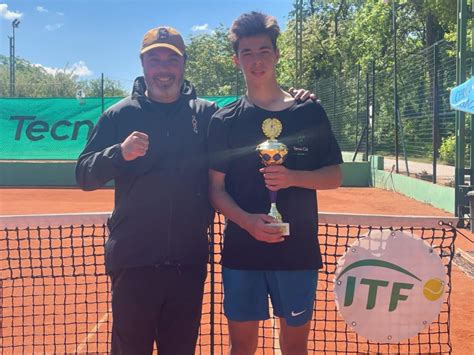 Galerie Foto Cât Costă O Oră De Tenis La Clubul Lui Cosmin Georgescu Fiul Lui Călin Georgescu