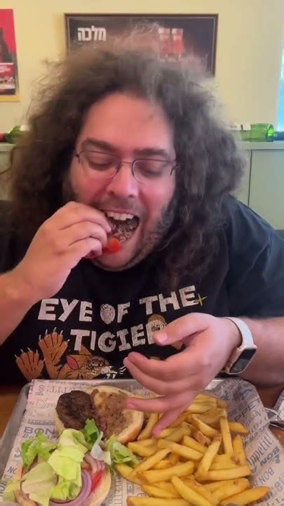 לוקץ׳ מנסה רול אפס עם המבורגר של המיט אנד מיט מודיעין Youtube