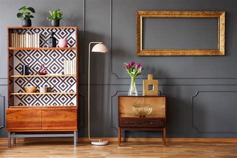 램프와 회색 복고풍 거실 인테리어에서 캐비닛 위에 빈 골드 프레임의 형상 실제 사진 가정의 방에 대한 스톡 사진 및 기타 이미지 가정의 방 모던 양식 복고풍 Istock