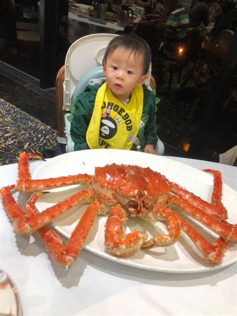 蚊咪與蚊仔 蚊仔唔經唔覺已經大個仔啦，去酒樓自己坐自己嘅私家坐椅，不枉我係美國咁遠抬返嚟俾你🤩