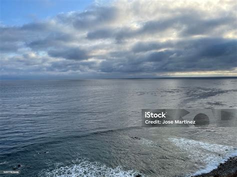 Awan Di Atas Samudra Pasifik Saat Ombak Pecah Di Pantai Berbatu Saat Matahari Terbenam Foto Stok
