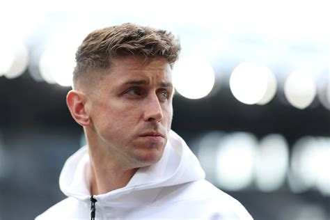 Tom Cairney Offered New Fulham Contract As Midfielder Weighs Up Huge