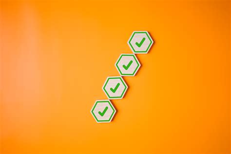 체크리스트 목표 사업 사업 전략 계획 관리 사업 프로세스 및 워크 플로우 개발 품질 관리 평가를위한 나무 블록의 올바른 확인 표시 아이콘 기회에 대한 스톡 사진 및 기타