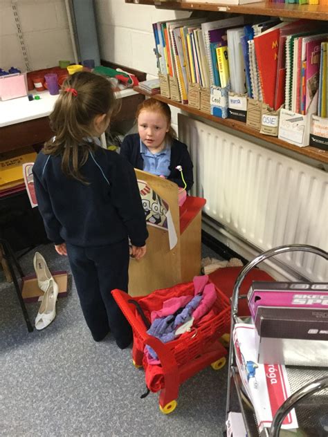 Ag Obair Sa Siopa Éadaí Scoil An Tseachtar Laoch